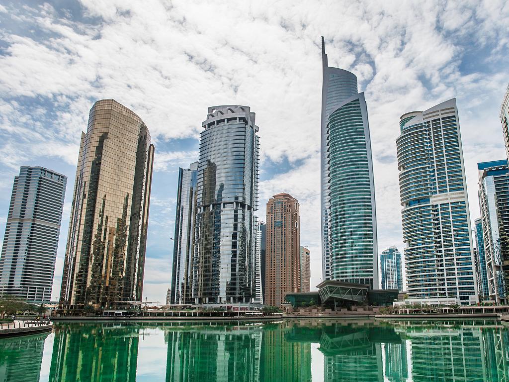 Jumeirah Lake Towers Dubai mit vielen Wolkenkratzern